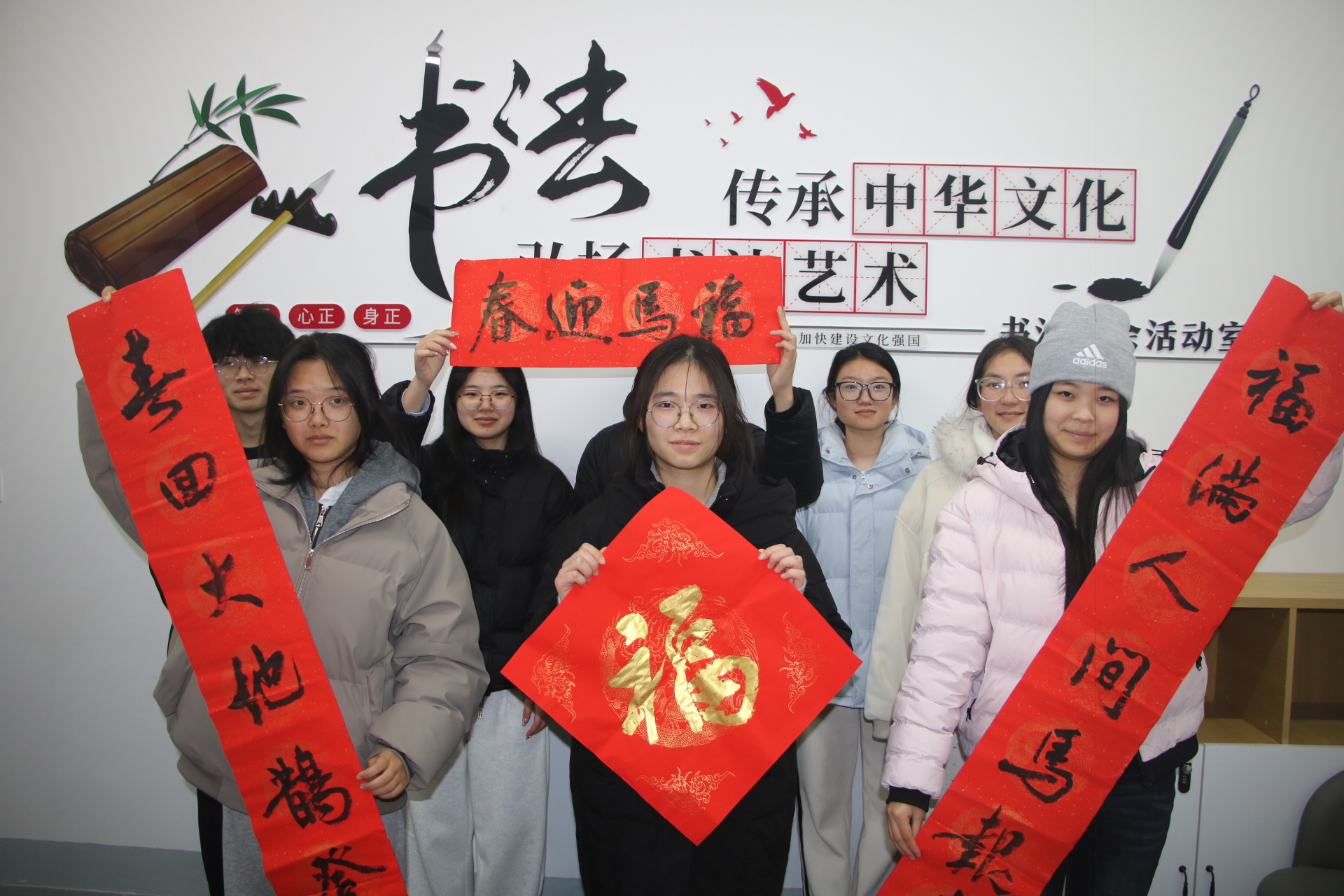 龙马挥春翰墨传情 武职师生手写春联送祝福